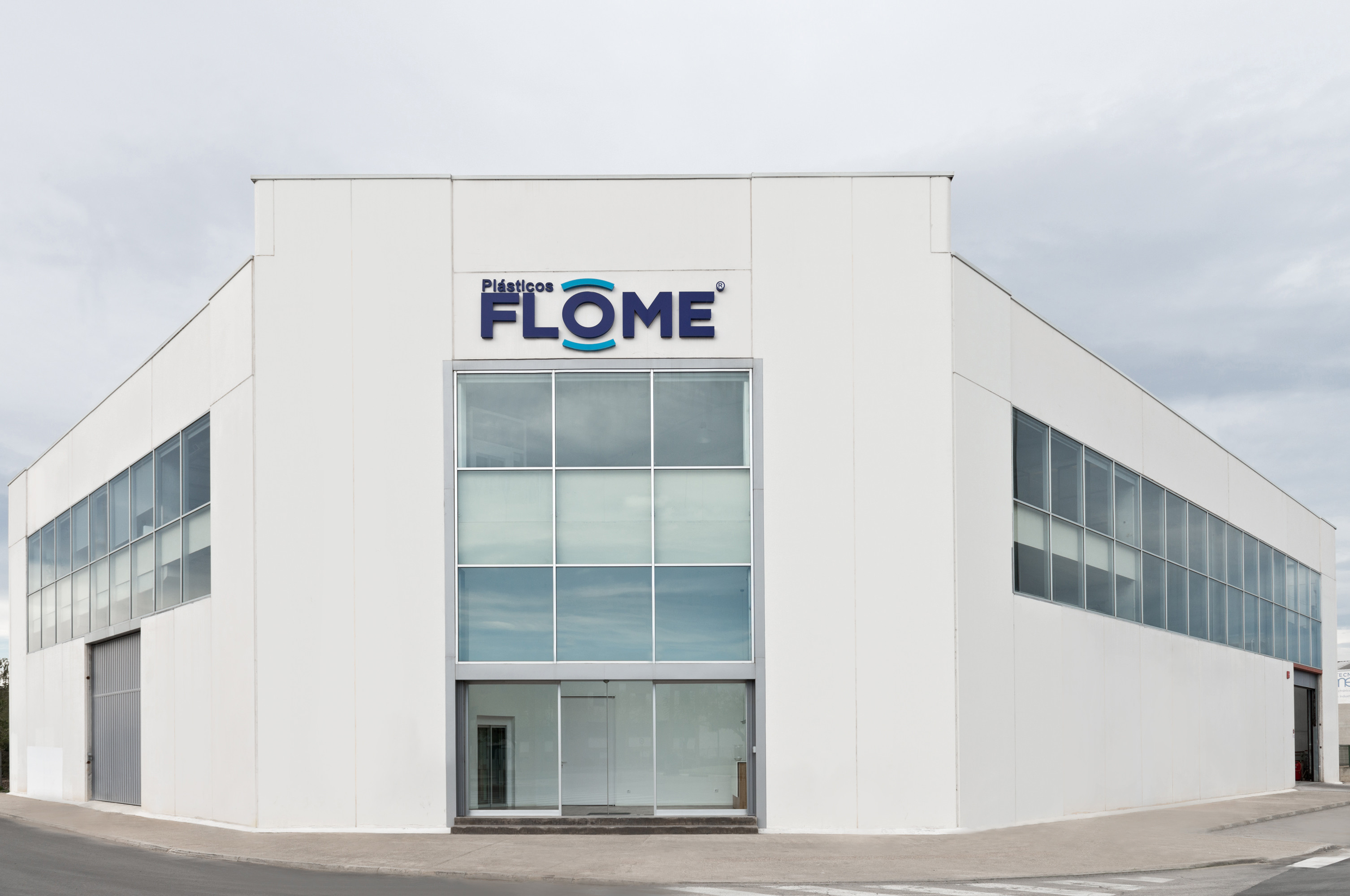 Planta productiva y oficinas PLÁSTICOS FLOME - Instalaciones Integra